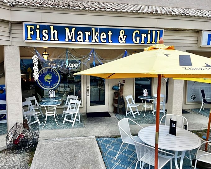 A few umbrella-shaded tables offer alfresco dining – where Florida's beautiful weather becomes the perfect seasoning for fresh seafood.