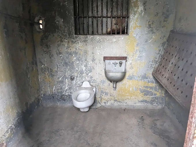 This cell offered accommodations that make a college dorm room look like the Ritz, and that's really saying something.