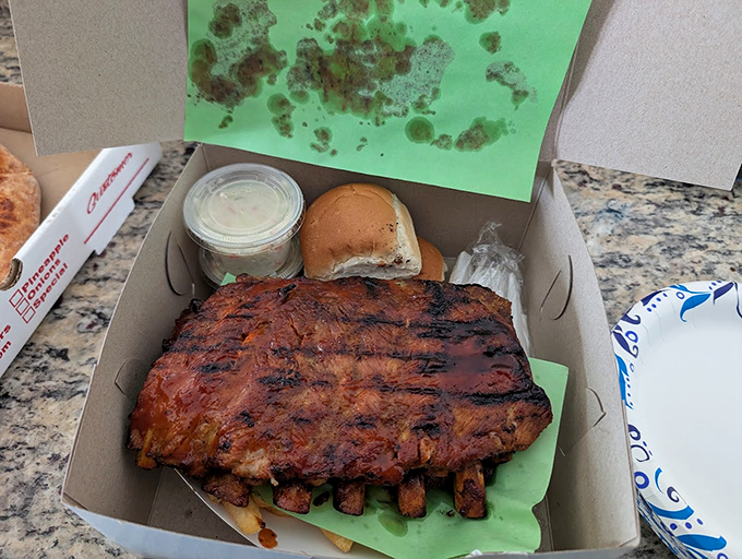 These barbecue ribs arrive in their cardboard throne, ready to transform an ordinary meal into a memorable feast.