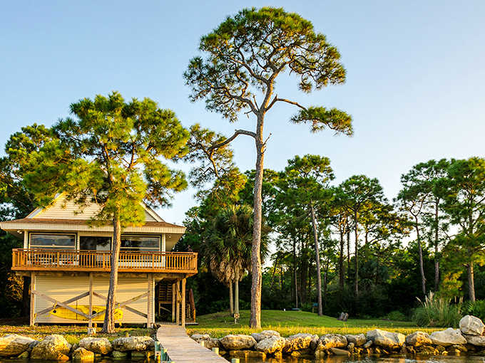 Bayfront vacation homes offer the best of both worlds, lush landscapes meet gentle waters where time slows to the rhythm of lapping waves.