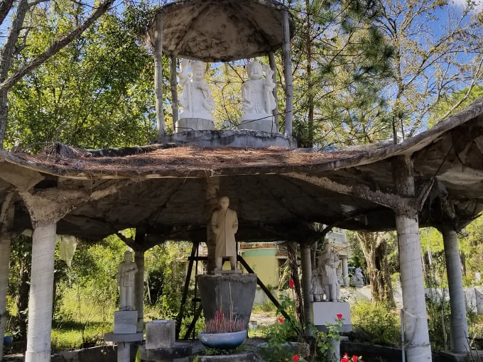 Bizarre Yard Sculpture in Kathleen 3