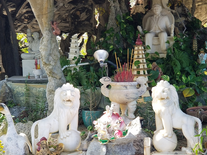 Bizarre Yard Sculpture in Kathleen 9