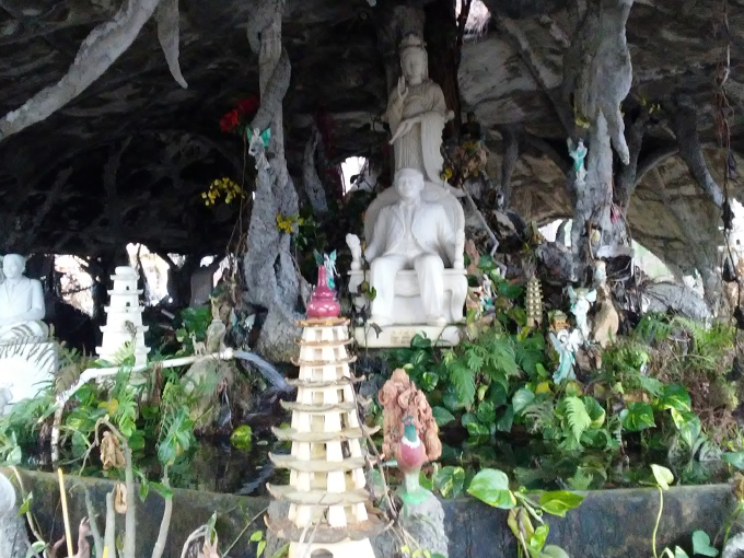 Bizarre Yard Sculpture in Kathleen 9