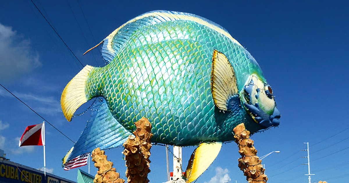 This Quirky Roadside Attraction In Florida Is The World's Largest Queen ...