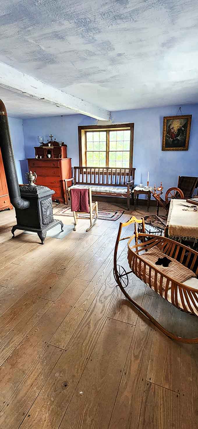 This bedroom proves that people in the 1800s took their interior decorating seriously, even without Pinterest for inspiration.