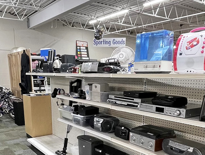 Tech time capsules! The electronics section offers gadgets from yesterday and today &ndash; perfect for the budget-conscious or nostalgic tinkerer.