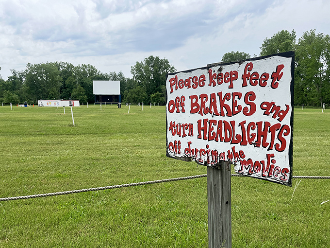 Hand-painted instructions ensure everyone has a great view of the screen by reminding moviegoers to keep their headlights off.