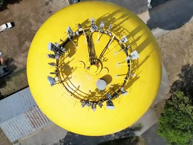 From above, the tower's technical equipment creates an unexpected crown, the behind-the-scenes workings of this community celebrity.