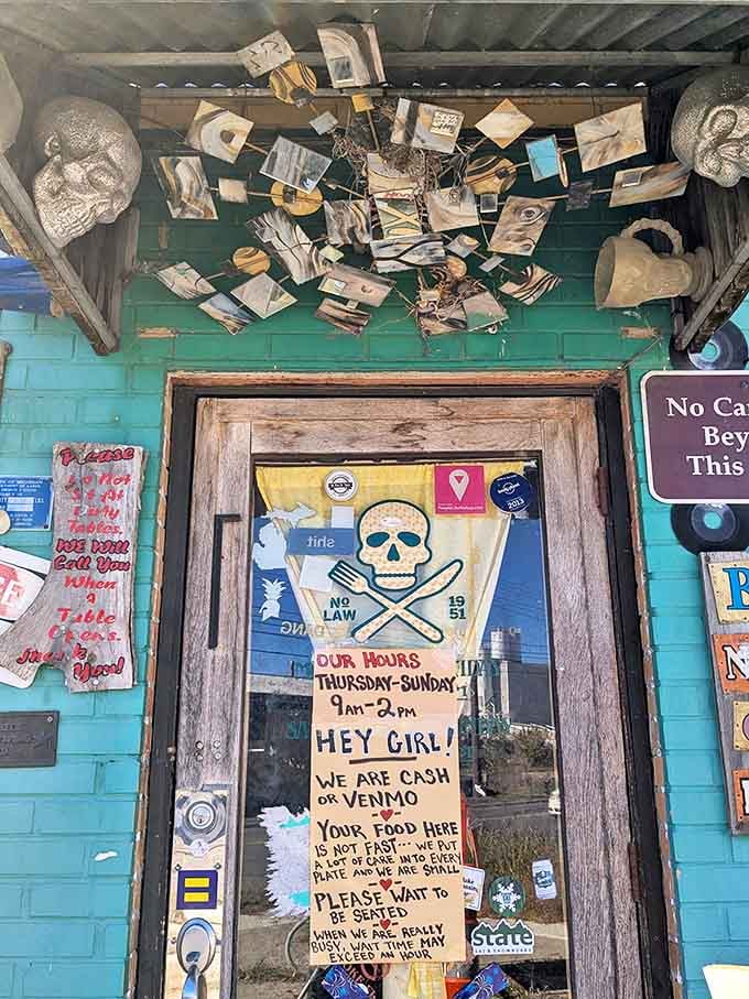 The door that tells you everything you need to know: cash or Venmo, no fast food here, and "Hey Girl!"