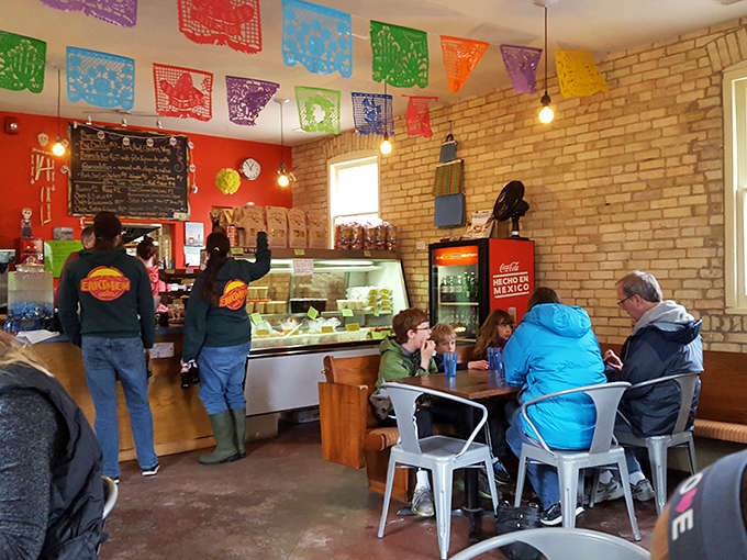 Watching fellow diners dig into their meals is like a preview of coming attractions, and spoiler alert: everyone looks happy.