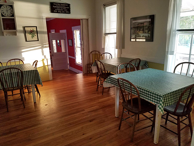 Simple pleasures define dining at Fountain Point – checkered tablecloths and wooden chairs set the stage for meals that taste like home.