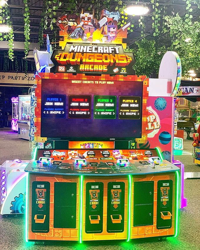 Pixels meet prehistory! The Minecraft Dungeons arcade game offers a digital adventure that somehow perfectly complements the dinosaur surroundings.