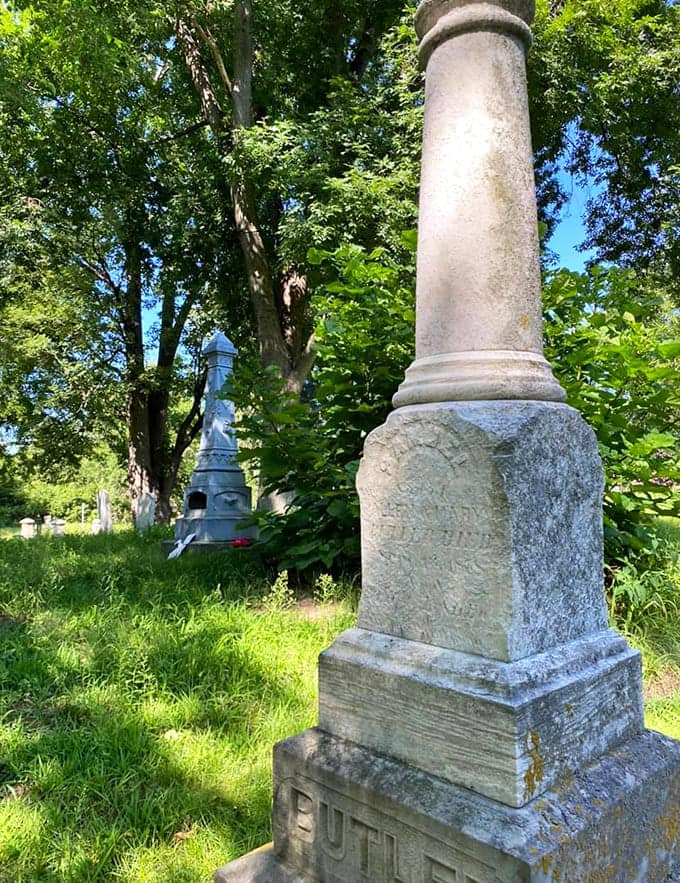 This broken column monument symbolizes a life cut short, a Victorian tradition that still resonates with poignant meaning across the decades.
