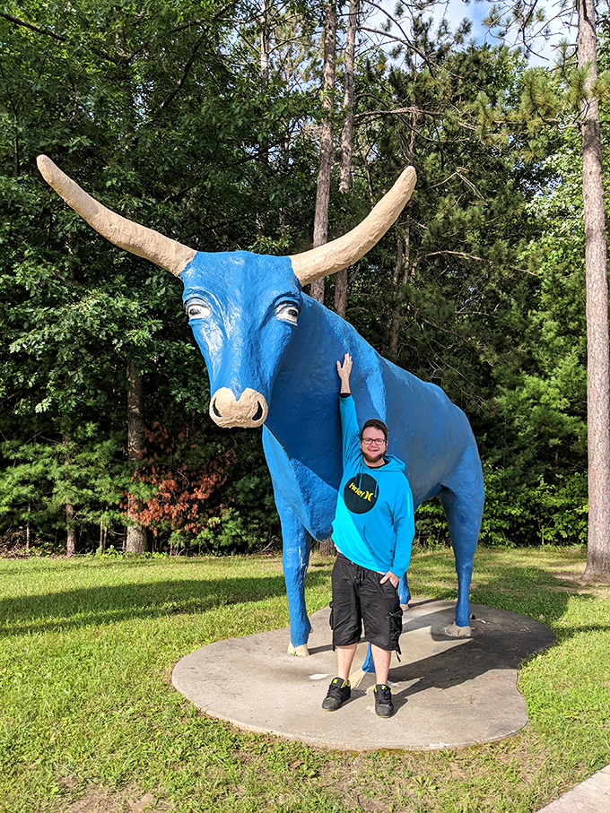 This giant statue encounter provides the kind of unexpected joy that makes road trips memorable, turning a simple highway into an adventure.