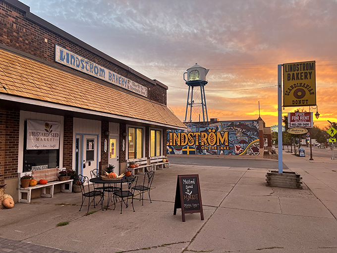Sunrise and sweets &ndash; Lindstr&ouml;m Bakery against the evening sky, where tomorrow's donuts are already being dreamed up.