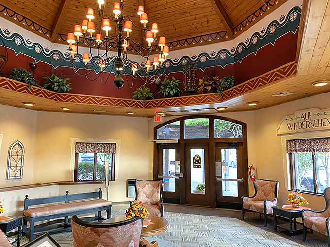 The lobby welcomes visitors with gem&uuml;tlichkeit, that untranslatable German word meaning cozy contentment and impending food joy.