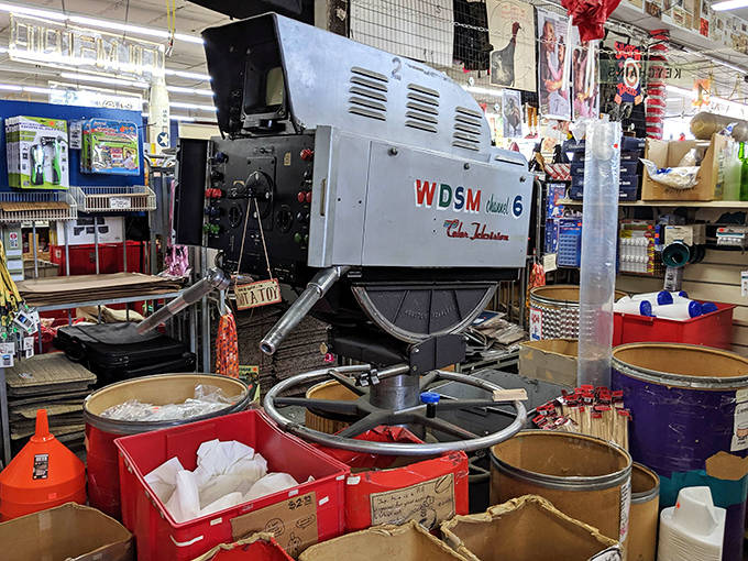 Every corner reveals new surprises &ndash; from vintage television equipment to mysterious containers, creating a treasure hunt with no specific goal.