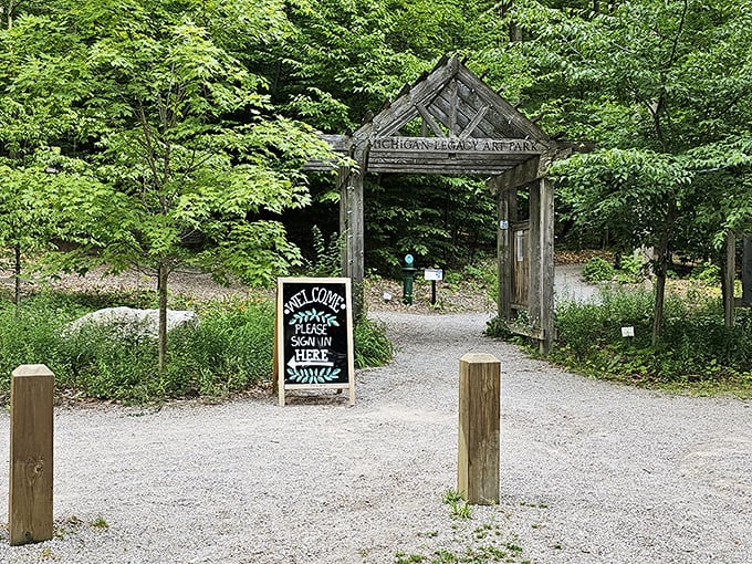 "You are welcome here" – the entrance sign sets the tone for an experience that combines artistic discovery with the warm embrace of nature.