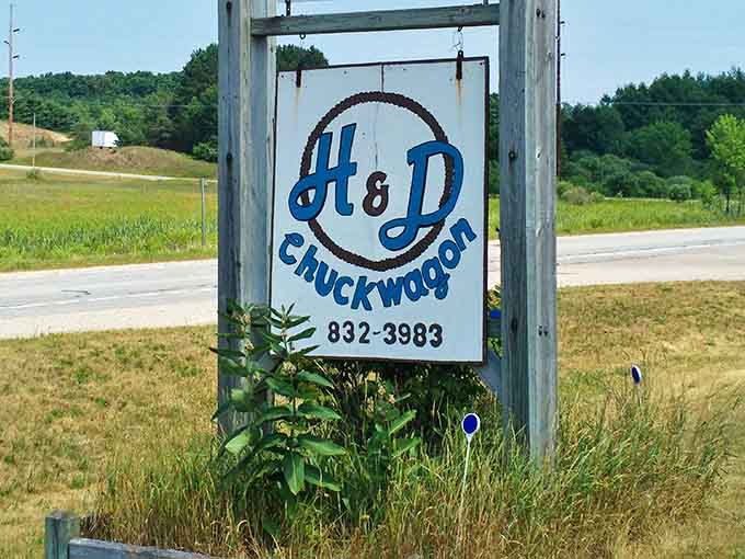 The roadside sign that donut pilgrims seek – a beacon of sweetness for those in the know.