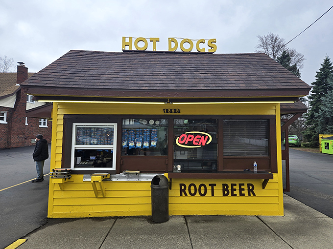 The storefront stands ready for another day of serving happiness in bun-sized portions to anyone wise enough to stop.