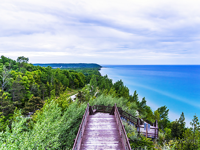 These boardwalks lead you through nature's own art gallery, where every step reveals another masterpiece you didn't pay admission to see.