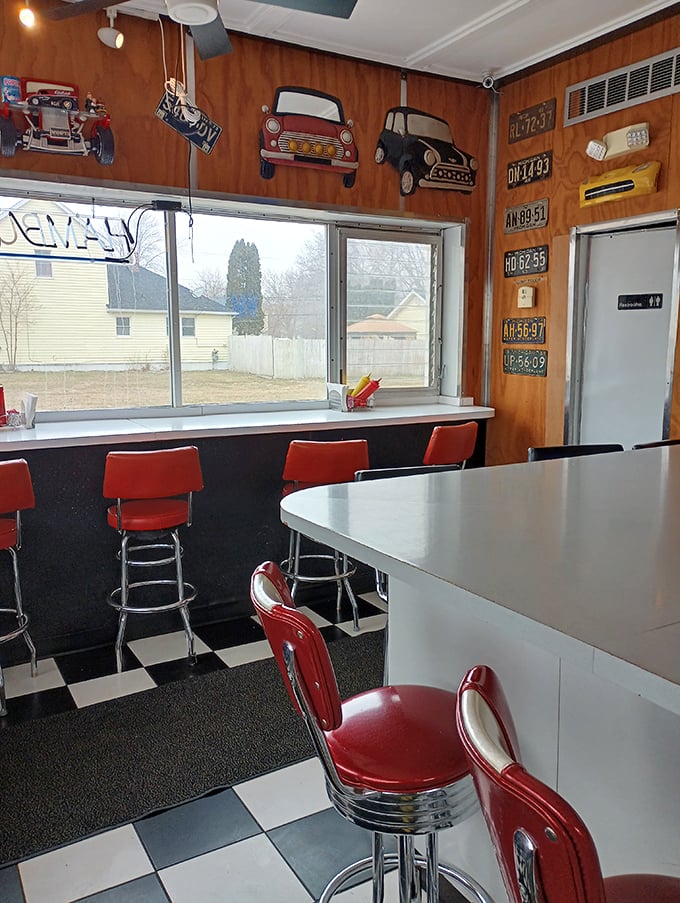 Step inside and time-travel to the golden age of American diners, red stools, wood paneling, and classic car decor create an authentic retro atmosphere.