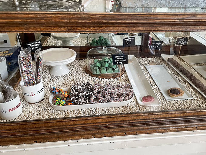 Sweet temptations await behind glass &ndash; from chocolate truffles to colorful candies that transport you straight back to childhood.