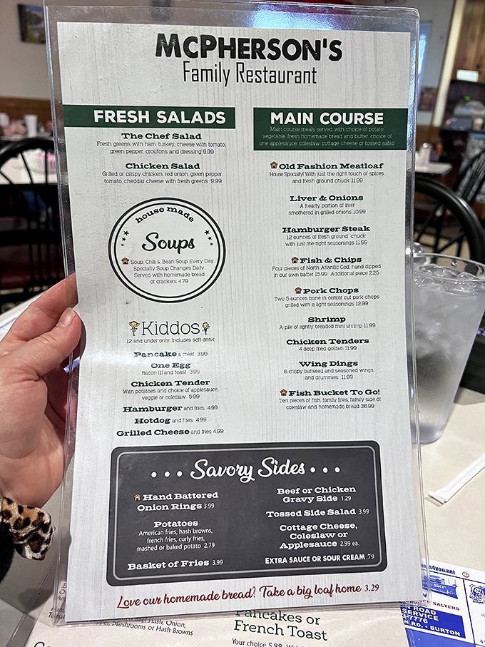 The menu reads like a greatest hits album of American comfort classics – from hearty breakfasts to soul-satisfying dinners that grandmother would approve.