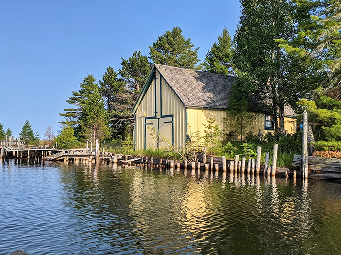 Rustic charm meets waterfront luxury at this lakeside cabin, where morning coffee comes with million-dollar views.