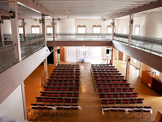 The grand interior hall features soaring ceilings and elegant details, transforming ordinary gatherings into royal affairs.