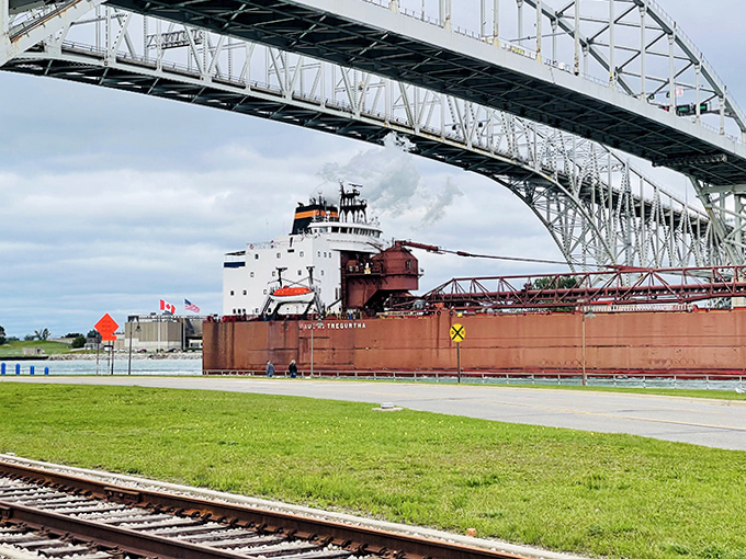 These floating skyscrapers of the Great Lakes pass so close you can almost touch them. Maritime traffic jams have never been this fascinating!