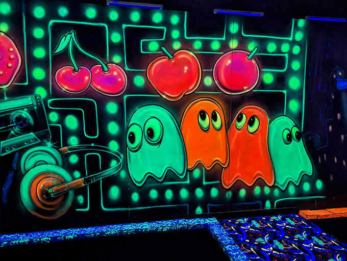 These aren't your average video game ghosts &ndash; under blacklight, they're practically celebrities posing for your putting pleasure.