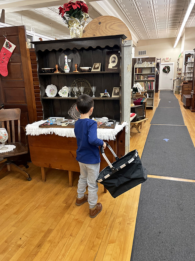 Even the youngest visitors find themselves enchanted by history, discovering that curiosity knows no age limit in this wonderland of yesteryear.