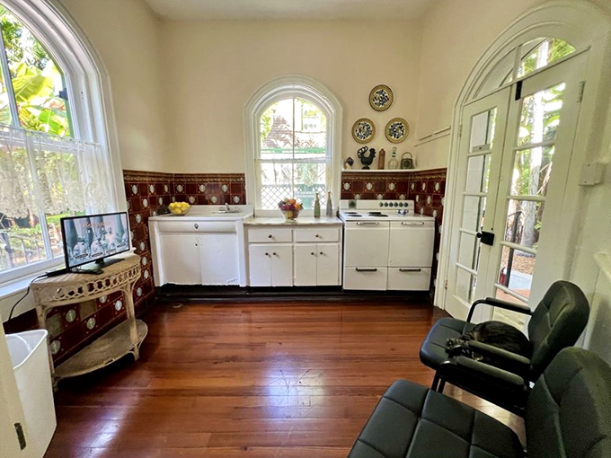 This kitchen has seen its share of fresh-caught fish stories and midnight snack raids &ndash; note the charming vintage appliances.