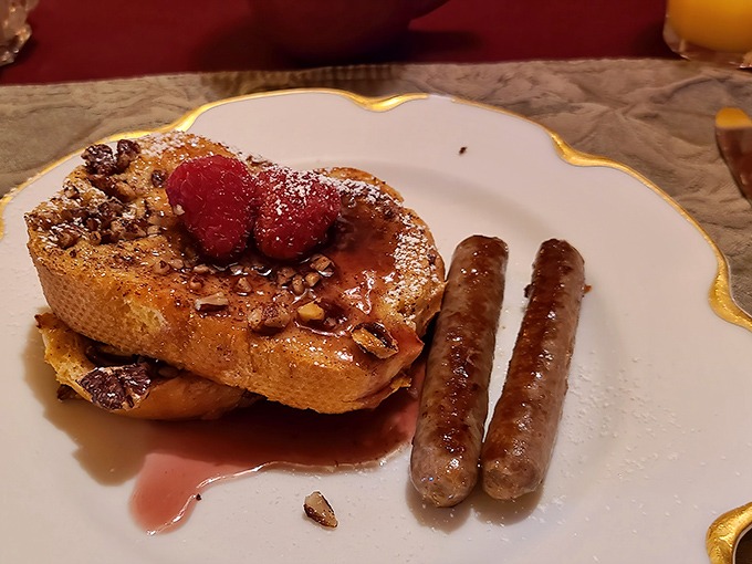 Breakfast: French toast that would make your grandmother jealous, topped with fresh berries and paired with sausage links &ndash; breakfast becomes an event.