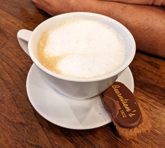 Even a simple cup comes with a chocolate sidekick – because at Beerntsen's, no pleasure is too small to be elevated with a touch of sweetness.