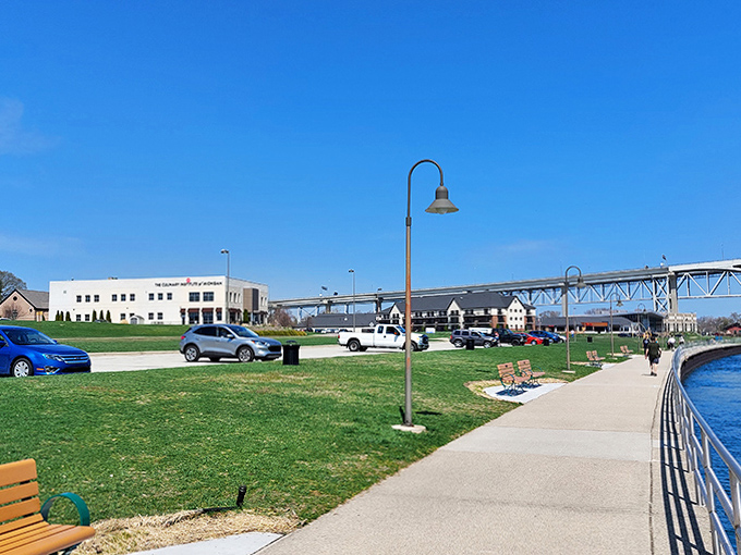 Perfectly manicured green spaces invite trail users to pause and soak in the riverside atmosphere, where relaxation comes with a side of spectacular views.