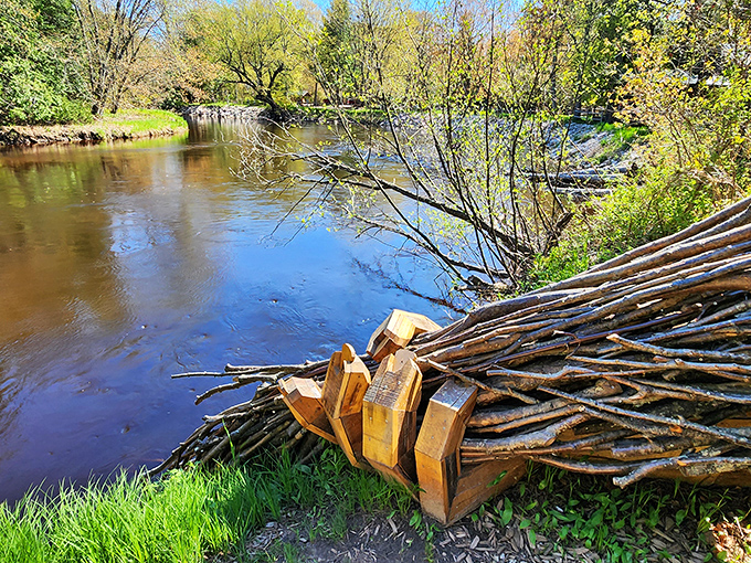 The flowing wooden "beard" cascades toward the river, showcasing hundreds of interwoven branches arranged with remarkable artistic vision.