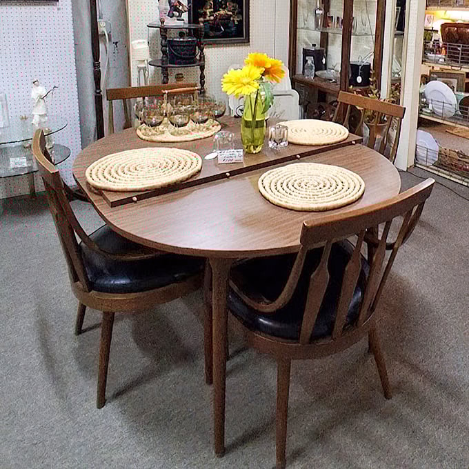 Mid-century modern dining perfection &ndash; just add martinis and a soundtrack of Rat Pack classics.