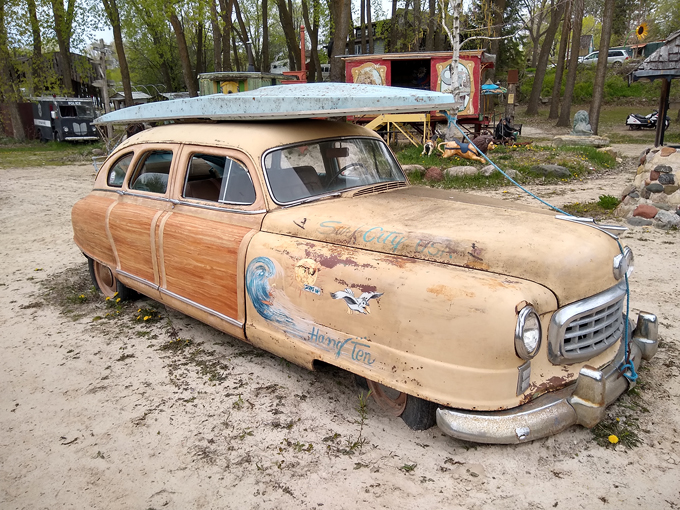 Hot Sam's Antiques Collectibles & Furniture 4