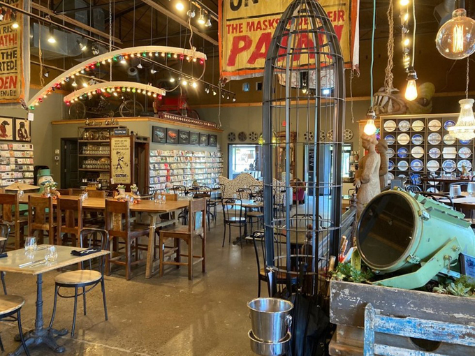 Three Cats Restaurant at Leon & Lulu 5