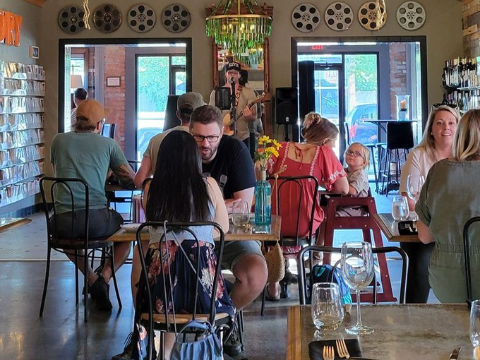 Three Cats Restaurant at Leon & Lulu 8