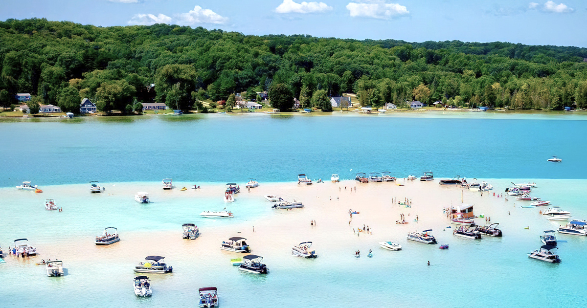 This Gorgeous Lake In Michigan Will Make You Feel Like You’re In A ...