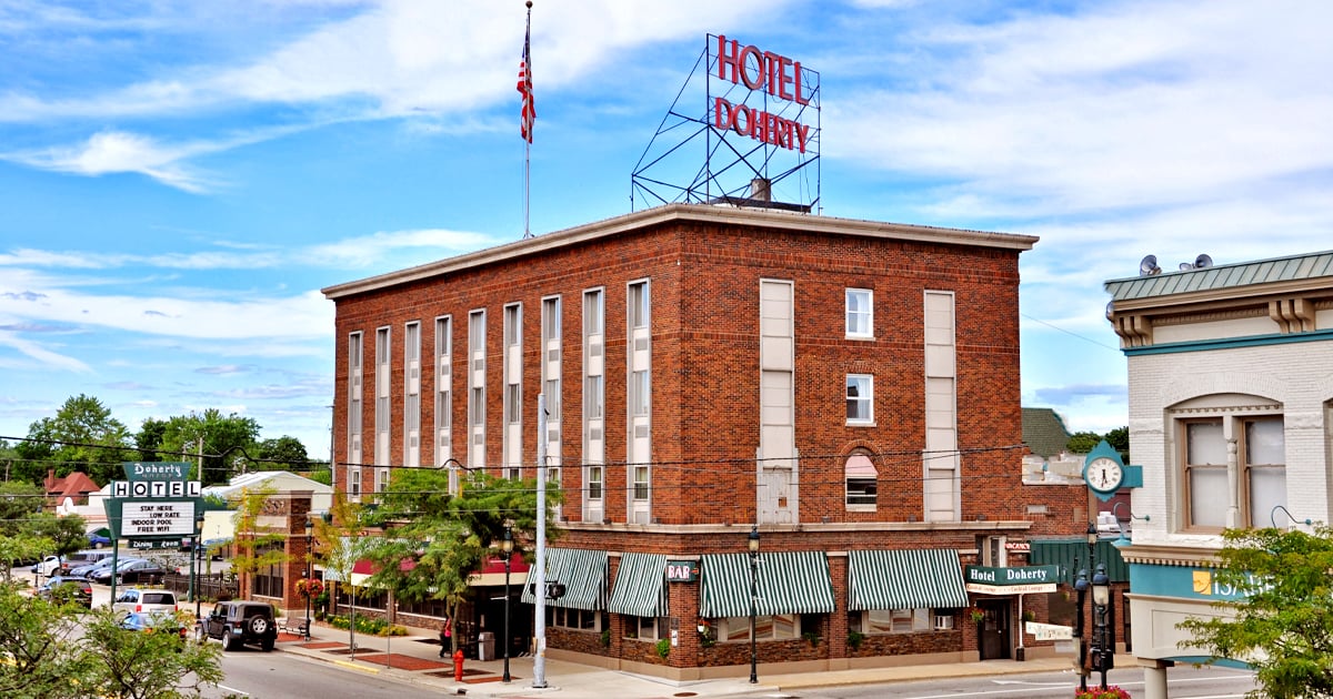 hotel leprechaun lounge michigan ftr