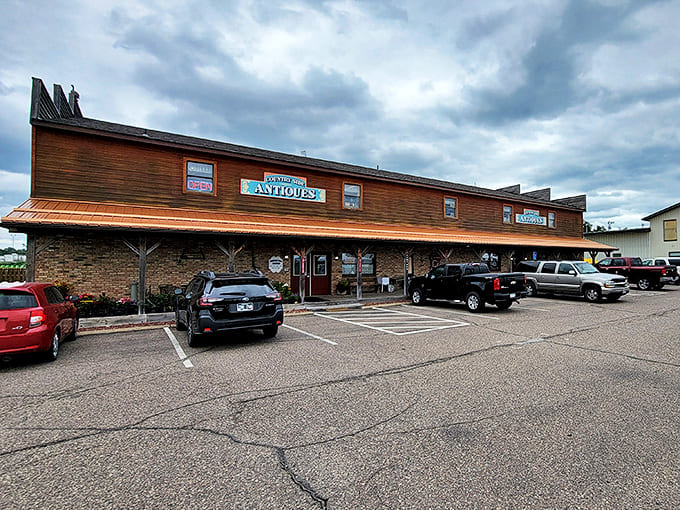 The unassuming exterior of Country Side Antique Mall hides a universe of treasures inside, like a wooden time machine waiting for curious explorers.