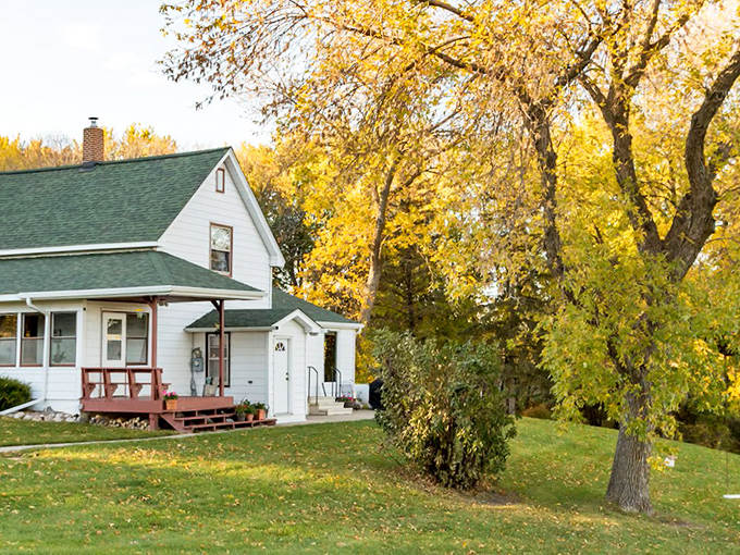 A storybook farmhouse nestled among golden autumn trees, Kelly Knoll looks like it's waiting for its close-up in a lifestyle magazine.