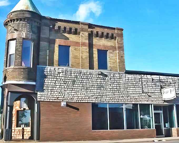 The castle-like exterior of Pizza Pub stands proudly in Pine City, its turret and stonework promising medieval adventures alongside legendary pizza.