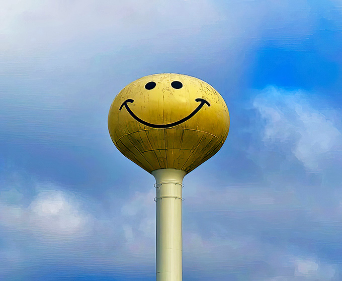 Standing tall against the Illinois sky, Atlanta's cheerful sentinel watches over Route 66 with an unwavering grin.