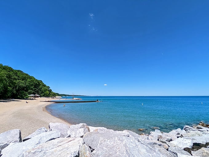 Sunrise Park's pristine shoreline stretches invitingly along Lake Michigan, offering a Caribbean-like escape without leaving Illinois. The perfect remedy for wanderlust on a budget!