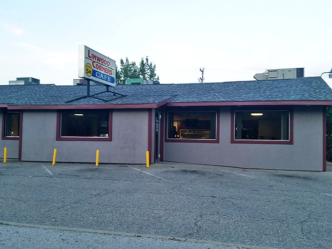 The unassuming exterior of Linwood Corners Cafe proves that the best food often hides in the most modest buildings.